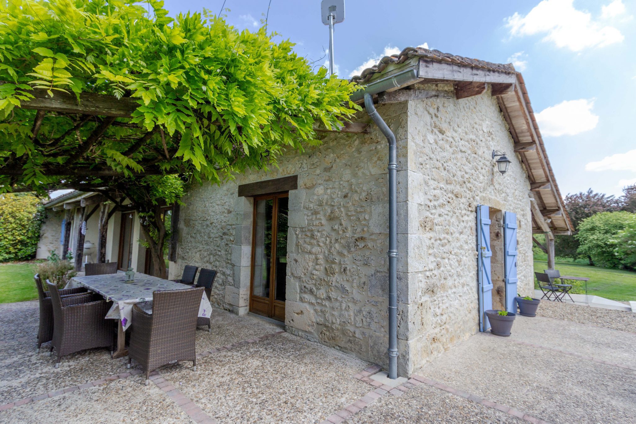Pretty rural gite with pool Bordeaux / Bergerac SW France